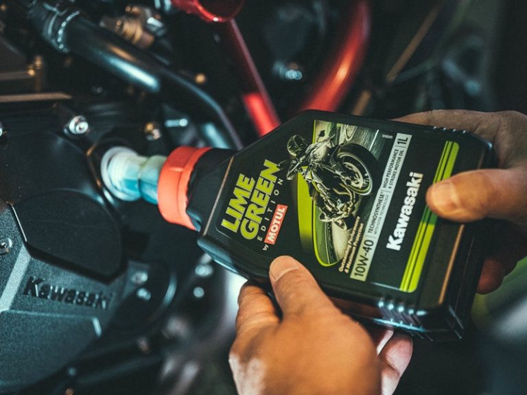 8 Rekomendasi Merk Oli Motor Terbaik Andalan Para Bikers - Igloo